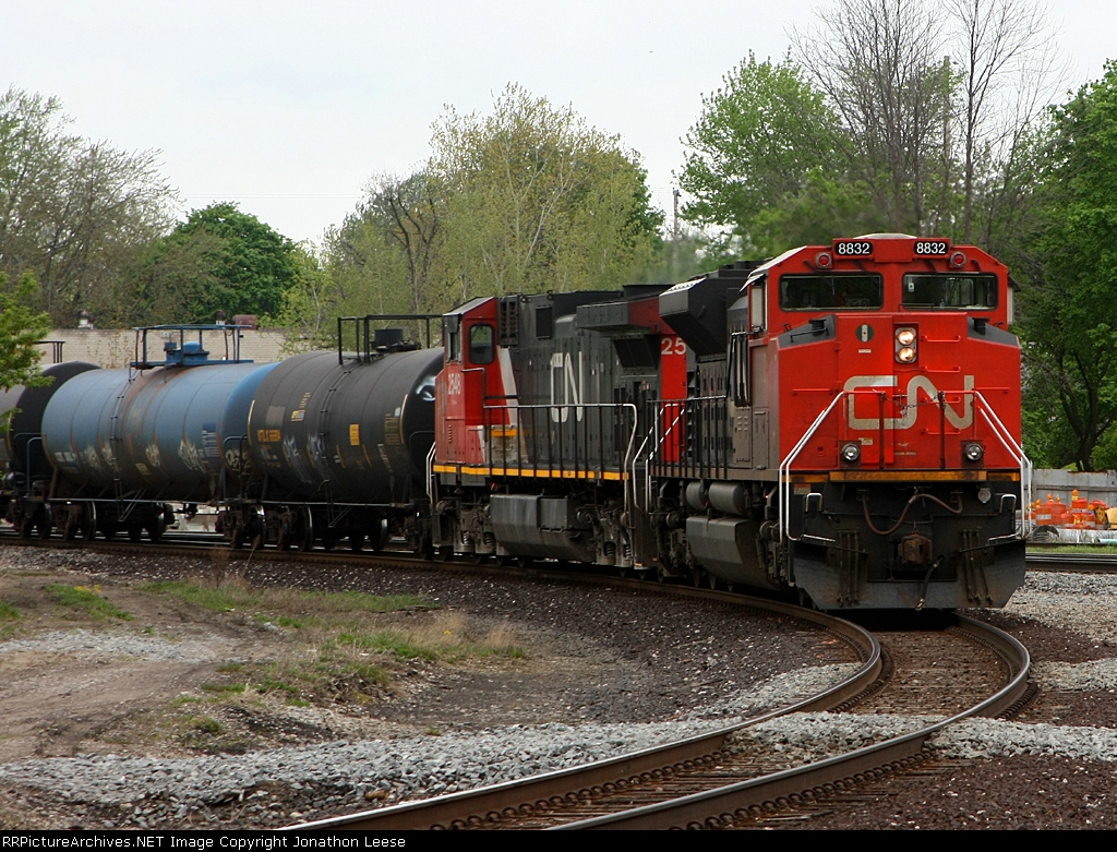 CN 8832 leads L504 around the wye